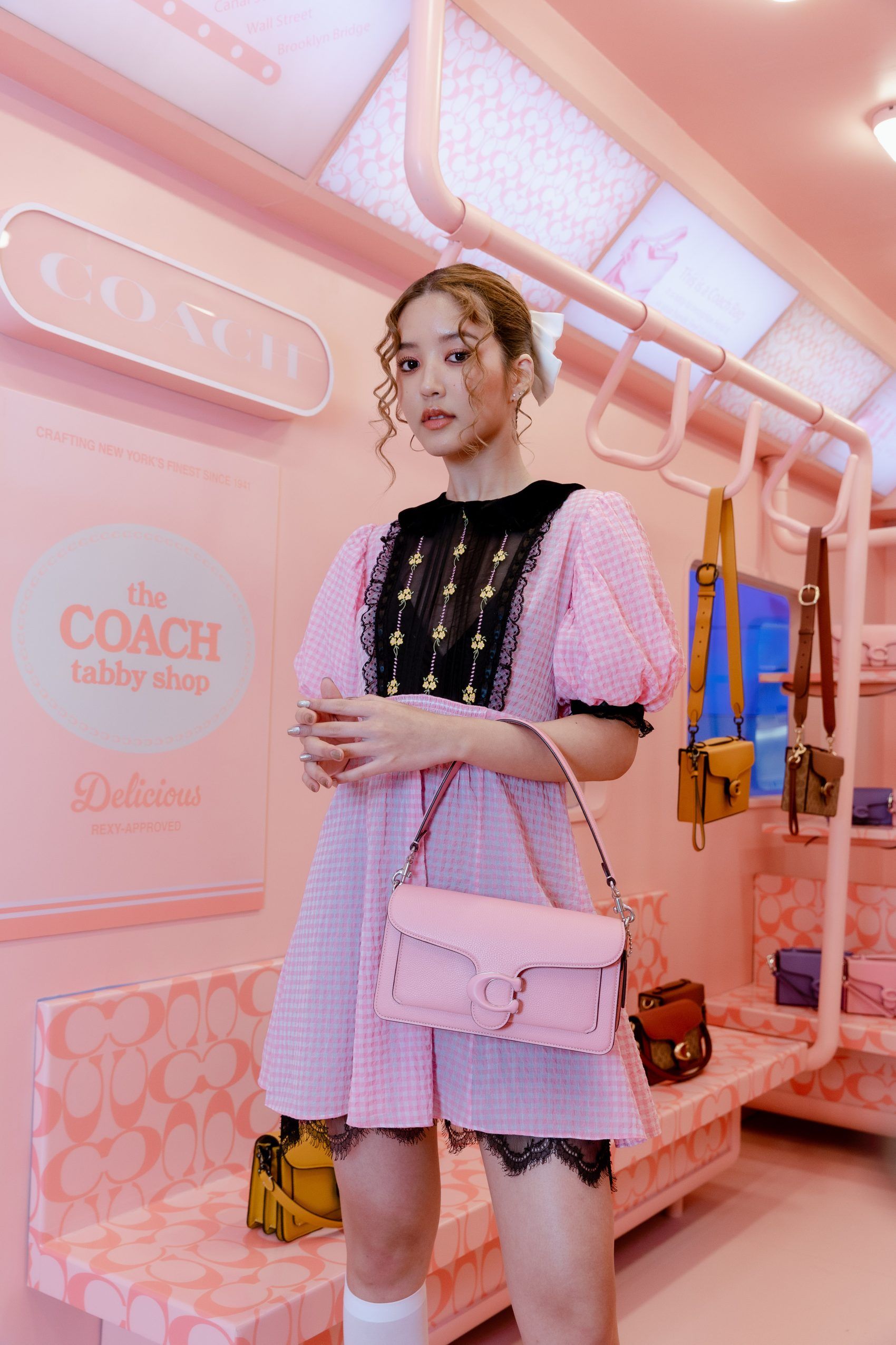 Coach Tabby Shop ป๊อปอัพสีชมพูสดใสที่ 7 คนดังตบเท้าเช็กอินก่อนใคร