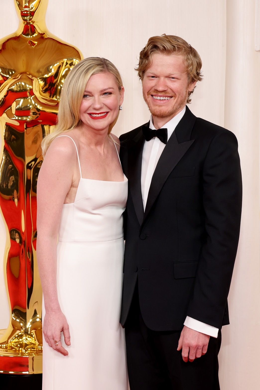 ประมวลภาพคู่รักเซเลบริตี้ที่ควงแขนกันมา งาน Oscar 2024