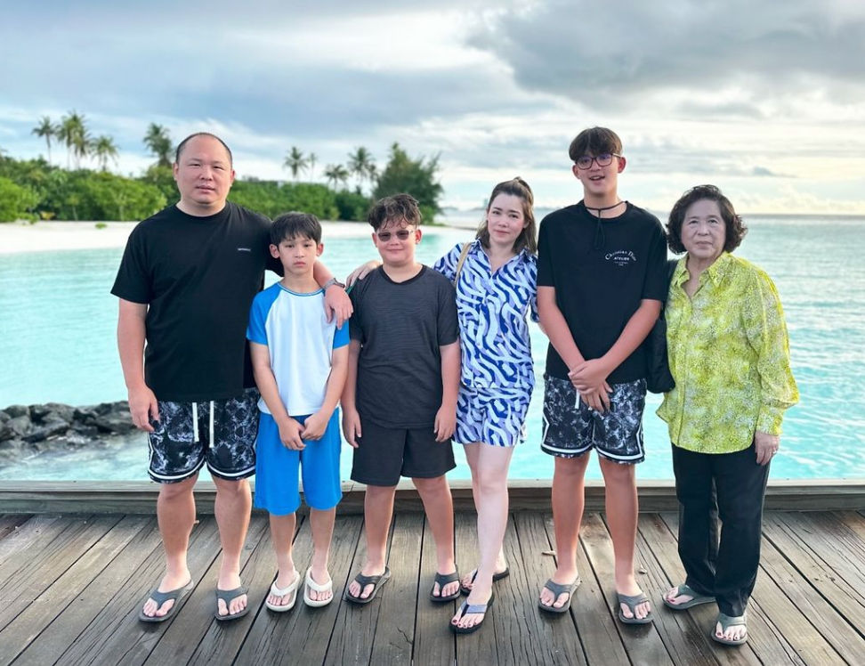 ลูกชาย 'บัวชมพู ฟอร์ด' ทั้ง 3 คนจบการศึกษาจากประถมและมัธยมต้น