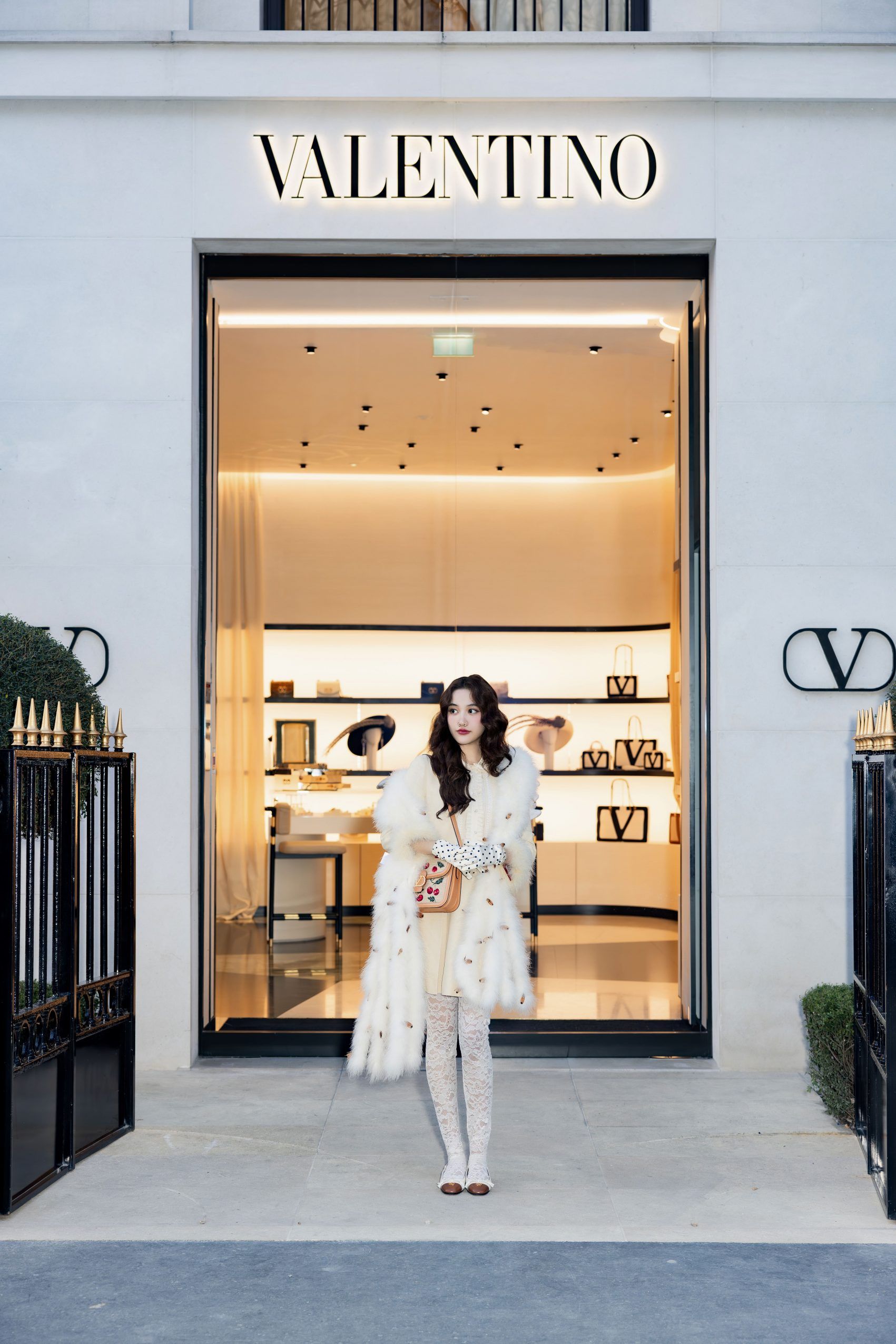 'ฟรีน-สโรชา' เยือนบูติก Valentino ที่กรุงปารีสก่อนร่วมชมแฟชั่นโชว์